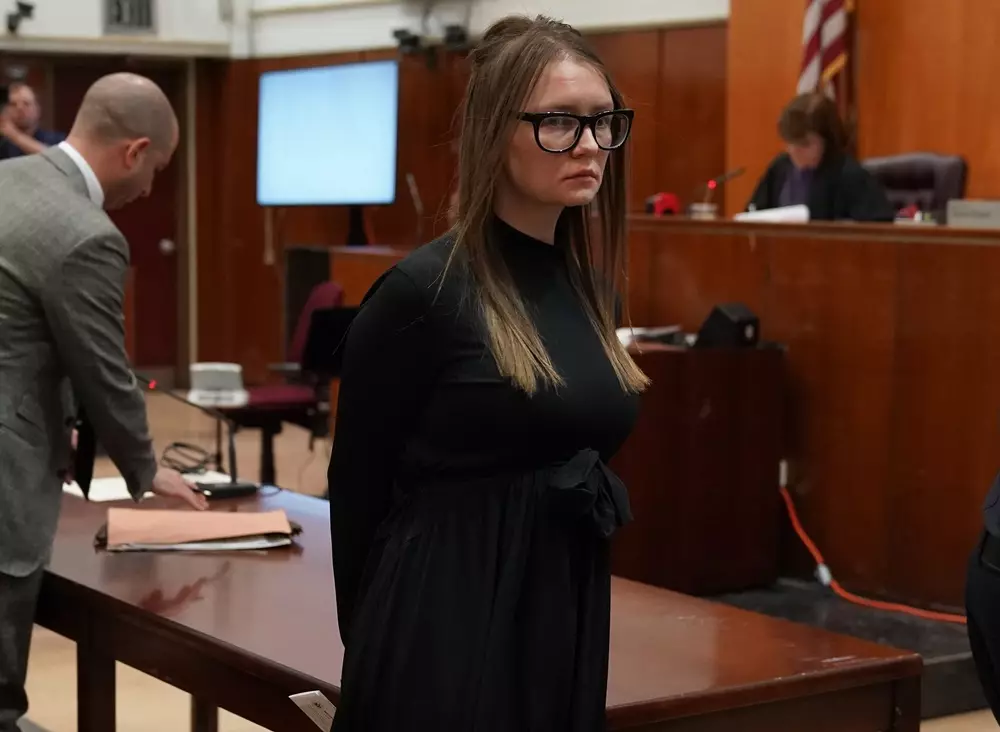 Meno pramonės naujienos: įžymybių meno sukčių Anna Delvey yra nemokama ir dabar siunčiama atgal į Vokietiją + kitos istorijos