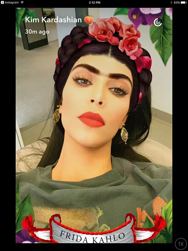 Kim Kardashian käyttää kansainvälistä naistenpäivää varten luotua Snapchat Frida Kahlo -suodatinta. Kim Kardashianin luvalla.