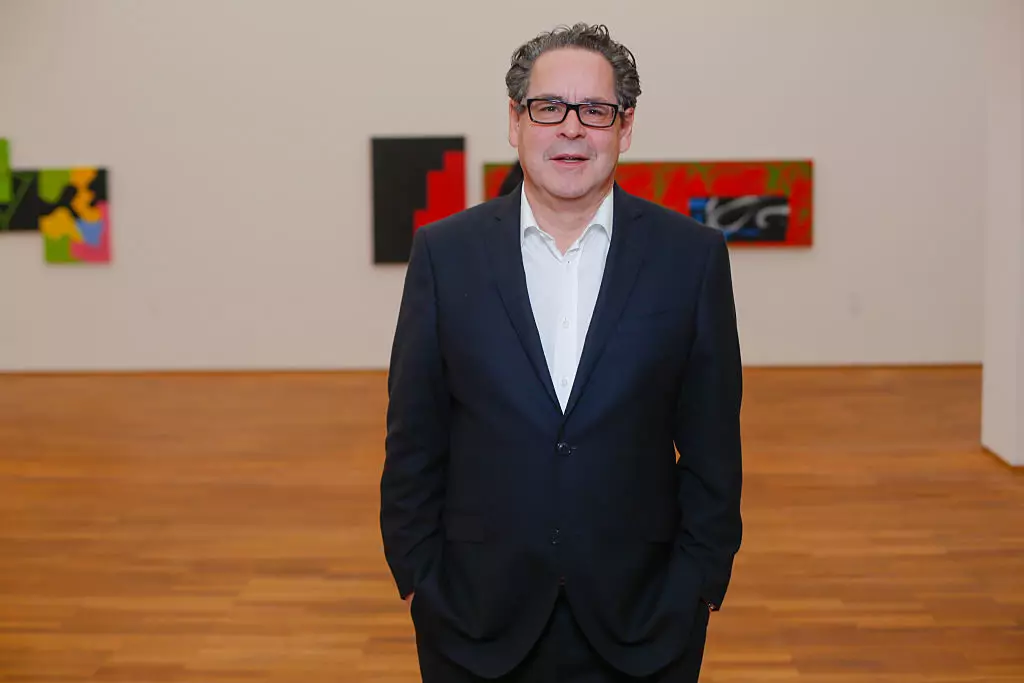 BERLINO, GERMANIO - MARTO 05: Udo Kittelmann, Direktoro de Neue Nationalgalerie ĉeestas gazetaran konferencon por la ekspozicio 'Two By Two' ĉe Hamburger Bahnhof la 5-an de marto 2015 en Berlino, Germanio. "Two By Two" markas la unuan komunan ekspozicion de Novjorkaj artistoj Mary Heilmann kaj David Reed. Ambaŭ artistoj estas esencaj figuroj en amerika pentraĵo post-Abstrakta Ekspresionismo. La ekspozicio malfermiĝas al la publiko la 6-an de marto kaj funkcias ĝis la 11-a de oktobro 2015. (Foto de Christian Marquardt/Getty Images)