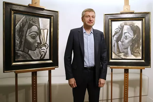 Vene ärimees ja Prantsusmaa jalgpalliklubi AS Monaco president Dmitri Rybolovlev poseerib 24. septembril 2015 Pariisis kahe väidetavalt varastatud Pablo Picasso maali ees.