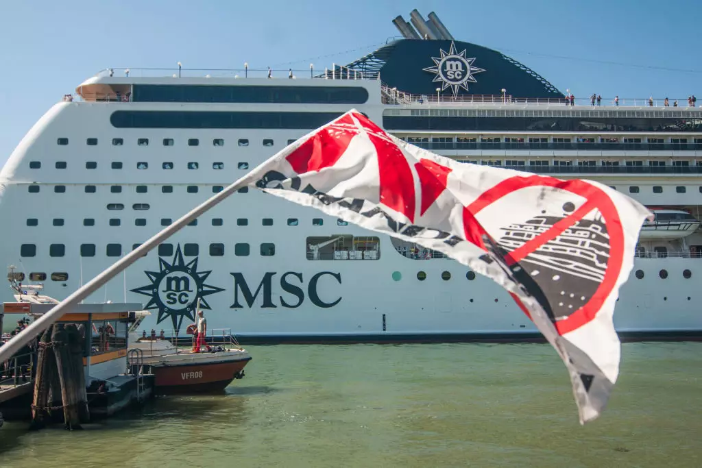 Demonstranter vidtar åtgärder efter att en turistflodbåt och ett kryssningsfartyg kolliderade den 2 juni 2019 i Venedig, Italien. Foto av Simone Padovani/Awakening/Getty Images.