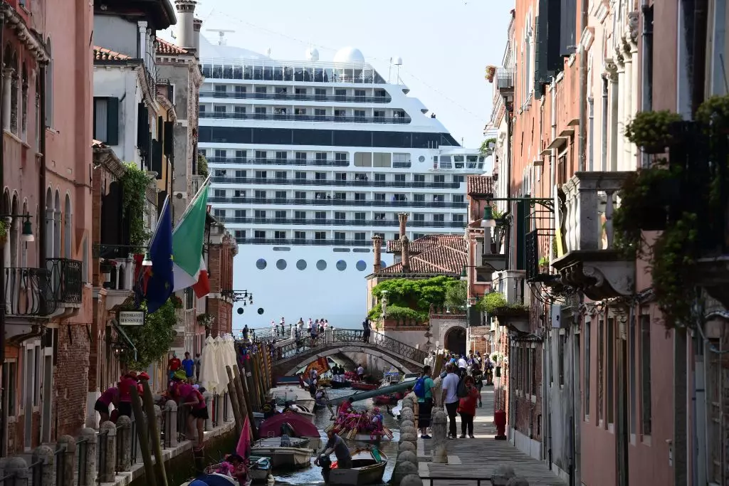 Talkak kaltetu ostean (eta ia hutsegite gehiegi), Veneziak gurutzaldi erraldoiak behingoz debekatzea erabaki du.