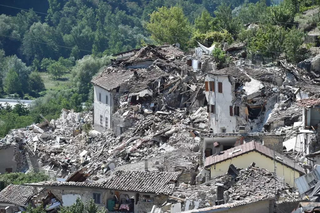 Escombros cercam edifícios danificados em 25 de agosto de 2016 em Pescara del Tronto, Itália. Foto: Giuseppe Bellini/Getty Images.