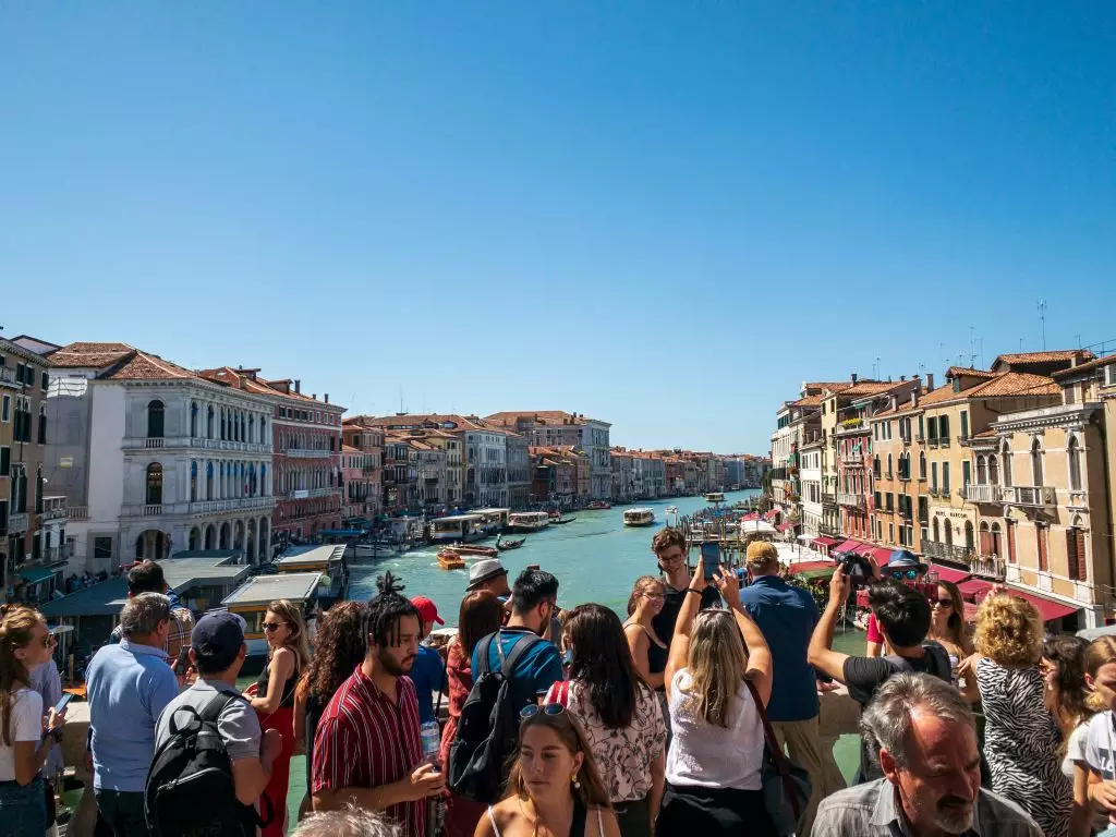 Noticias da industria artística: Big Brother Venice está a usar os datos do teléfono móbil para rastrexar cada movemento dos visitantes nun esforzo por evitar a masificación + Outras historias