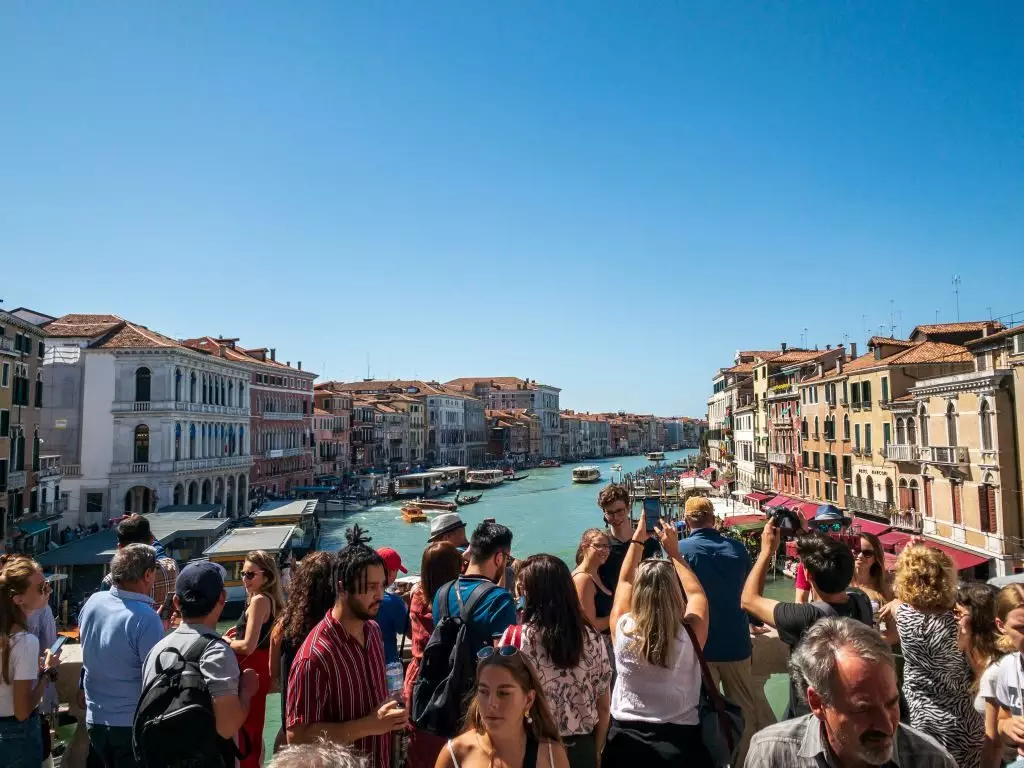 ស្ពាន Rialto មើលពីលើ Grand Canal ជាមួយនឹងហ្វូងអ្នកទេសចរ ទីក្រុង Venice ប្រទេសអ៊ីតាលី។ (រូបថតដោយ៖ Jumping Rocks/Education Images/Universal Images Group តាមរយៈរូបភាព Getty)