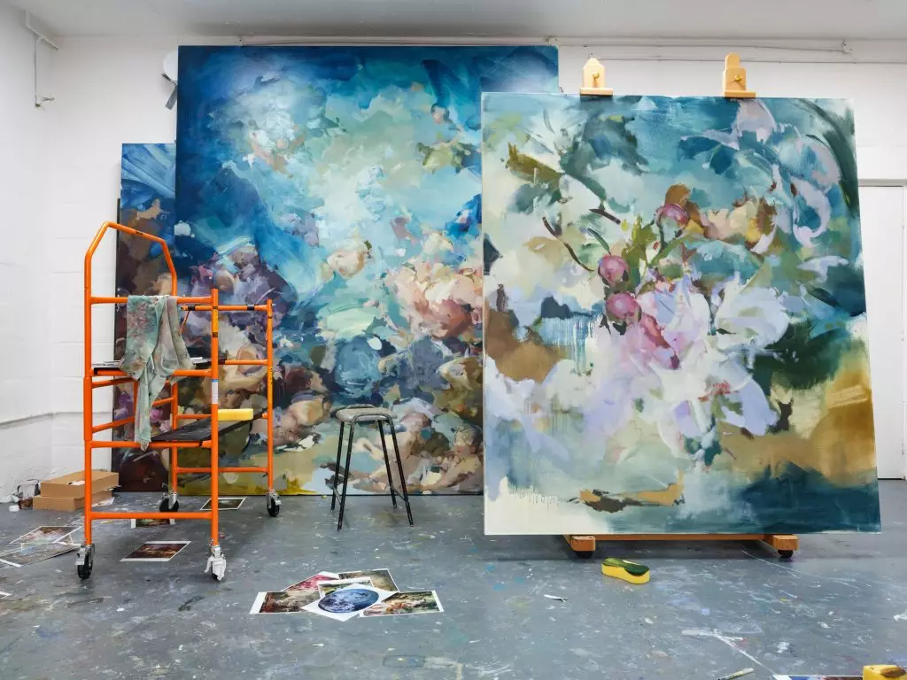 Flora Yukhnovich's studio, helmikuu 2022. Kuva: Eva Herzog © Flora Yukhnovich. Taiteilijan ja Victoria Miron luvalla.