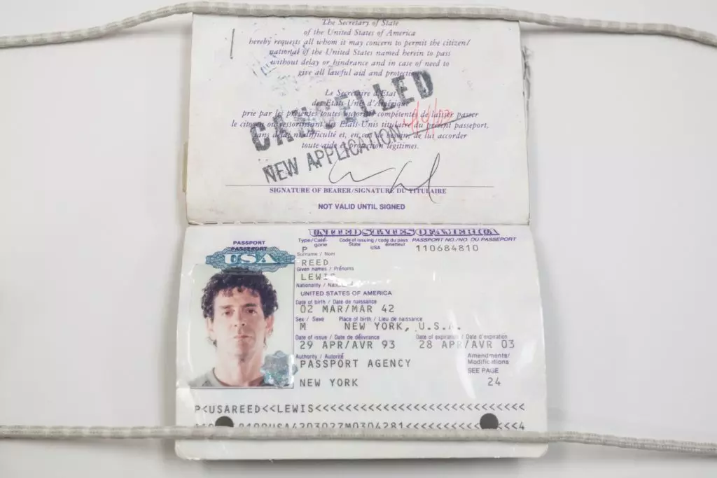 Pasaporte de Lou Reed do seu arquivo persoal. Cortesía de Jonathan Blanc/The New York Public Library.