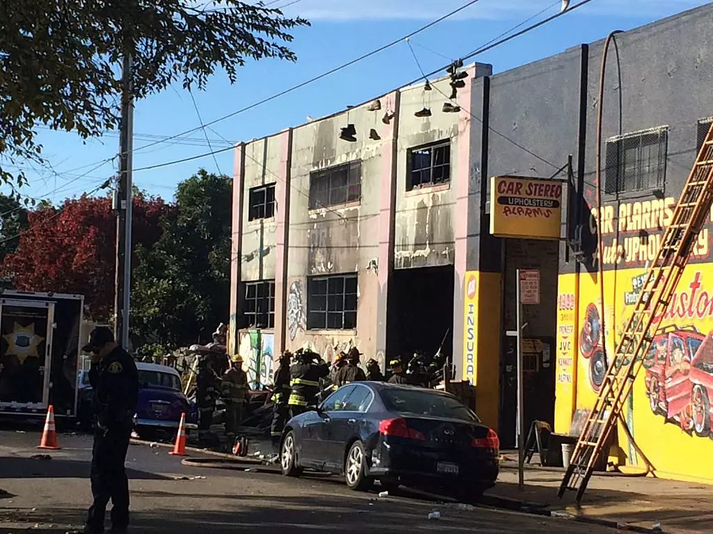 I vigili del fuoco ispezionano il magazzino di Oakland, in California, dove il 2 dicembre un incendio ha ucciso almeno 33 persone. Foto Virginie Goubier/AFP/Getty Images.