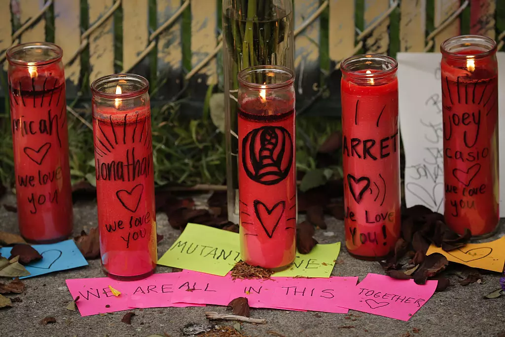 Un memoriale vicino al luogo di un incendio in un magazzino che ha causato la morte di almeno 33 persone a Oakland, in California. Foto Elijah Nouvelage/Getty Images.