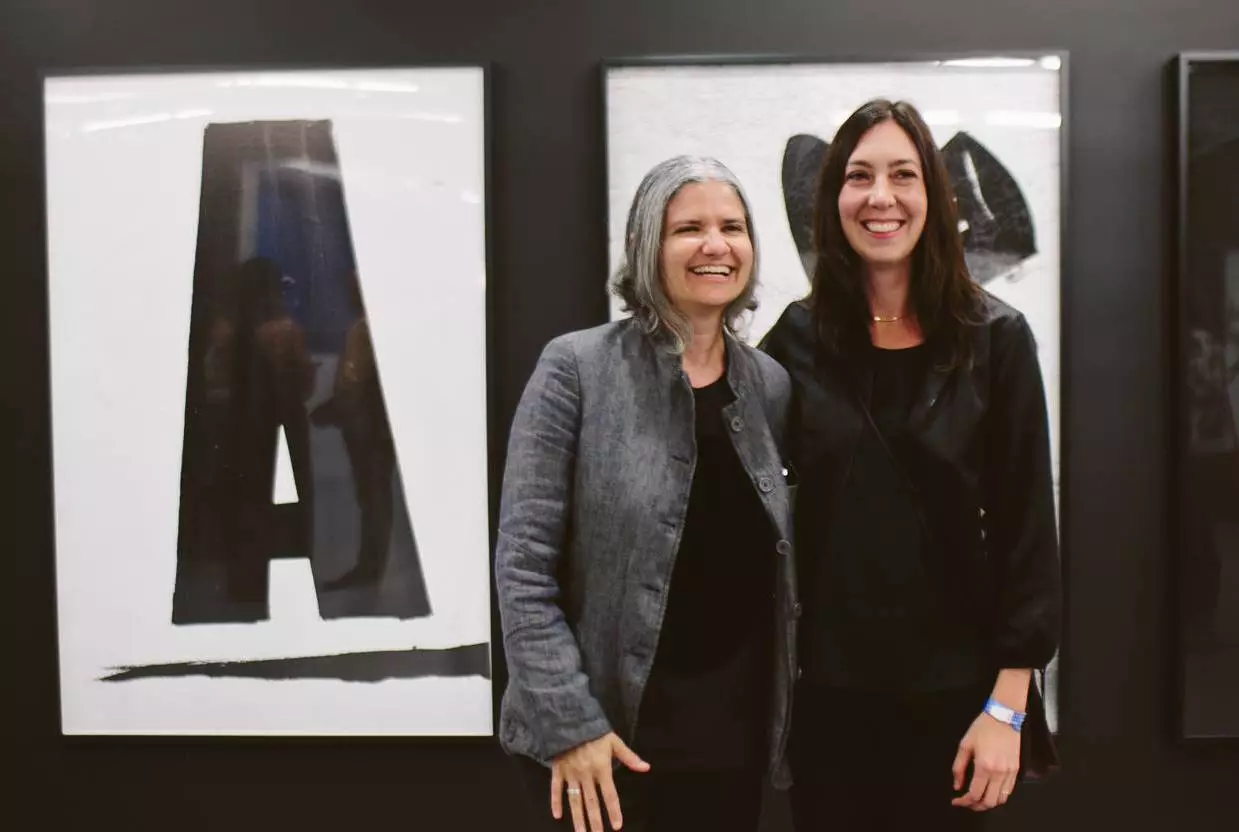 L'artiste Shannon Ebner et la galeriste Claudia Altman-Siegel. Photo : Institut d'art contemporain, Miami via Facebook.