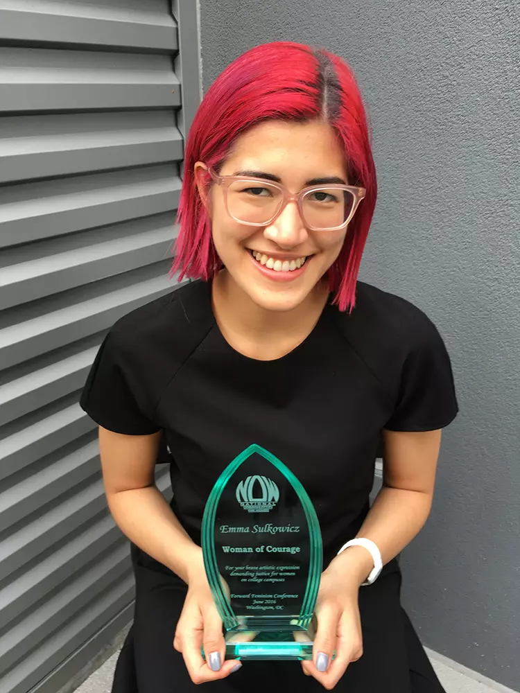 Emma Sulkowicz s cenou Národnej organizácie pre ženy odvážlivcov. S láskavým dovolením Emmy Sulkowiczovej.