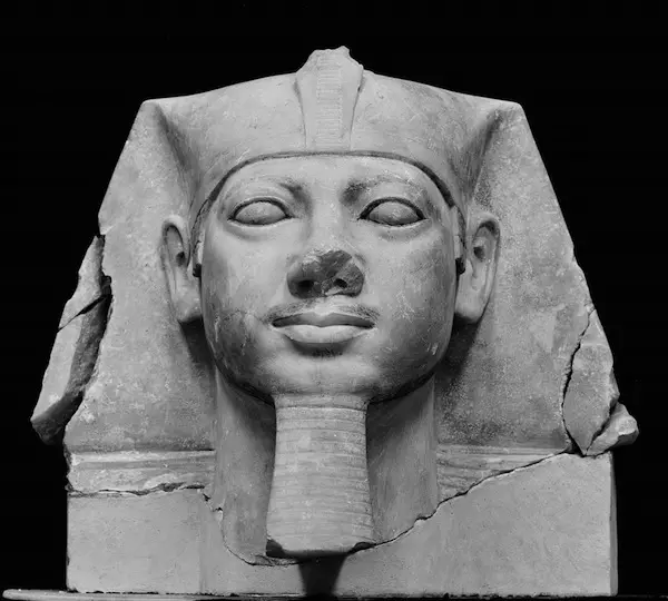 In kolossaal stânbyld fan kening Menkaure yn it Boston Museum of Fine Arts. In stânbyld fan deselde kening waard stellen út it National Museum of Egyptian Civilization yn Kairo. Foto: fia Boston Museum of Fine Arts