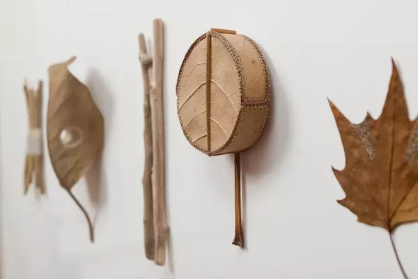Vea las esculturas de hojas de ganchillo de Susanna Bauer