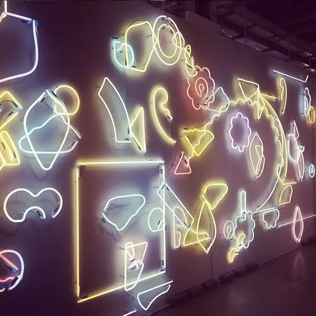 Pae White's abstrakte neons skine helder by Kaufmann Repetto Milaan. Foto: Instagram/@floorkuitert