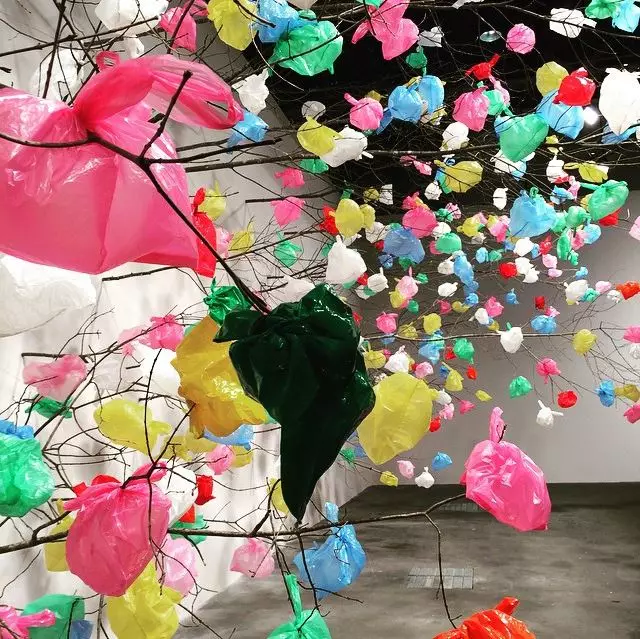 Pascale Marthine Tayou, Plastic Tree at Unlimited. Foto: Instagram/@noreenkahmad