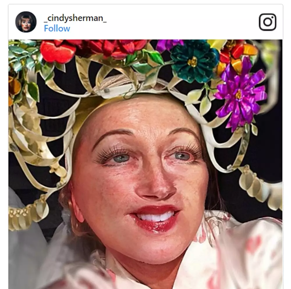 Salah satu daripada banyak wajah Cindy Sherman, tangkapan skrin melalui Instagram.