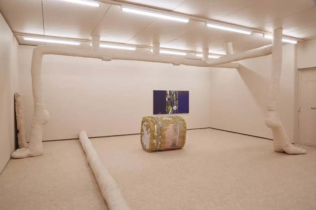 Vue d'installation de l'exposition Modest Villa Immense Versailles (2016) organisée par Rebecca Ackroyd et Sebastian Jefford à la Kinman Gallery. Photo Ben Westoby.