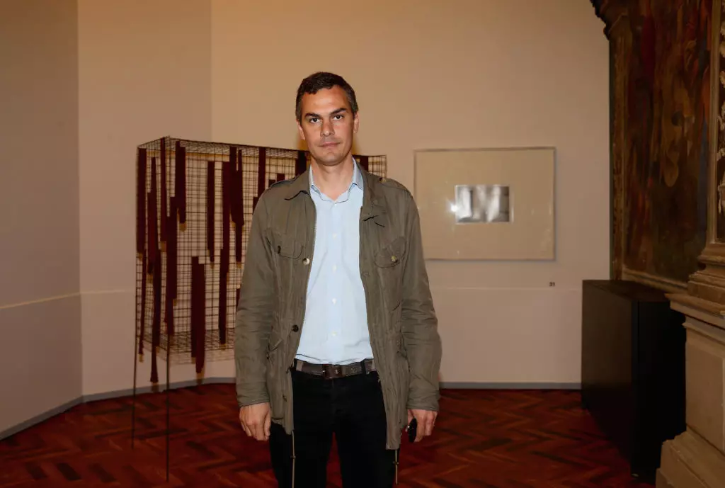 Le conservateur Massimiliano Gioni assiste à une avant-première de « When Attitudes Become Form : Bern 1969/Venice 2013 », au Ca' Corner della Regina de la Fondazione Prada, Venise, le 29 mai 2013. Photo Vittorio Zunino Celotto/Getty Images pour Prada.