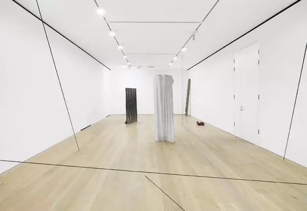 תצוגת התקנה של THE UPPER ROOM ב-David Zwirner הכוללת עבודות של מייקל דין ופרד סנדבק בתערוכה, Sharing Space (5 באפריל - 17 במאי 2014). באדיבות דיוויד זווירנר, לונדון.