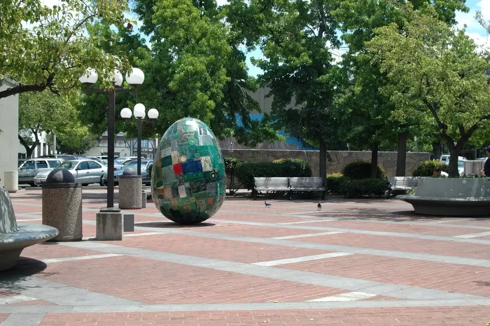 Nais ni Palo Alto na Iwasak ang Isang Giant Computer-Egg Sculpture—Ngunit Sinabi ng Artist na Nilalabag nito ang Kanyang mga Karapatan 26560_2