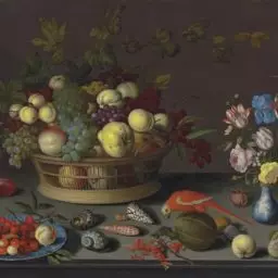 Balthasar van der Ast, Druiwe en ander vrugte in 'n mandjie, kersies en 'n perske op 'n Delft bord, tulpe, irisse en ander blomme in 'n Wan-li vaas, skulpe en ander vrugte op 'n kliptafel, met papegaaie