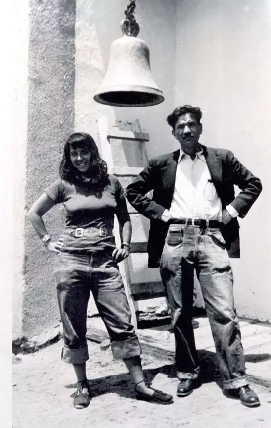 Beatrice Mandelman at Louis Church, Las Trampas (1945). Sa kagandahang-loob ng Beatrice Mandelman at Louis Ribak Papers, The University of New Mexico Libraries, Center for Southwest Research