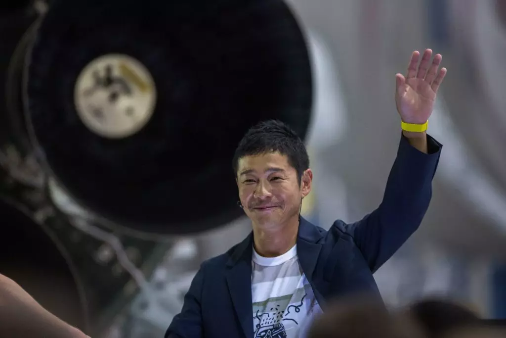 Onye ijeri Japan bụ Yusaku Maezawa n'isi ụlọ ọrụ SpaceX na ụlọ ọrụ rọketi. Foto: DAVID MCNEW/AFP/Getty Images.