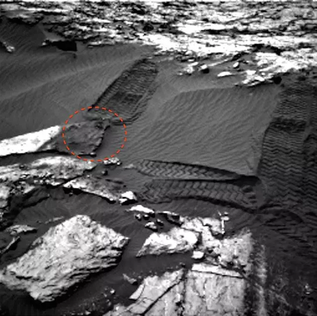 Ahli Teori Konspirasi Melihat Seni di Mars— 26896_2