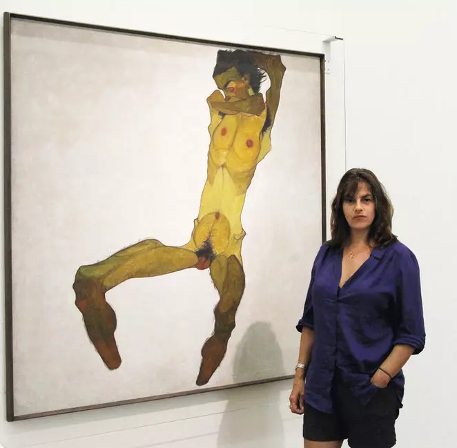 Tracey Emin Egon Schiele Ülő férfi akt című festménye előtt. A Leopold Múzeum jóvoltából.