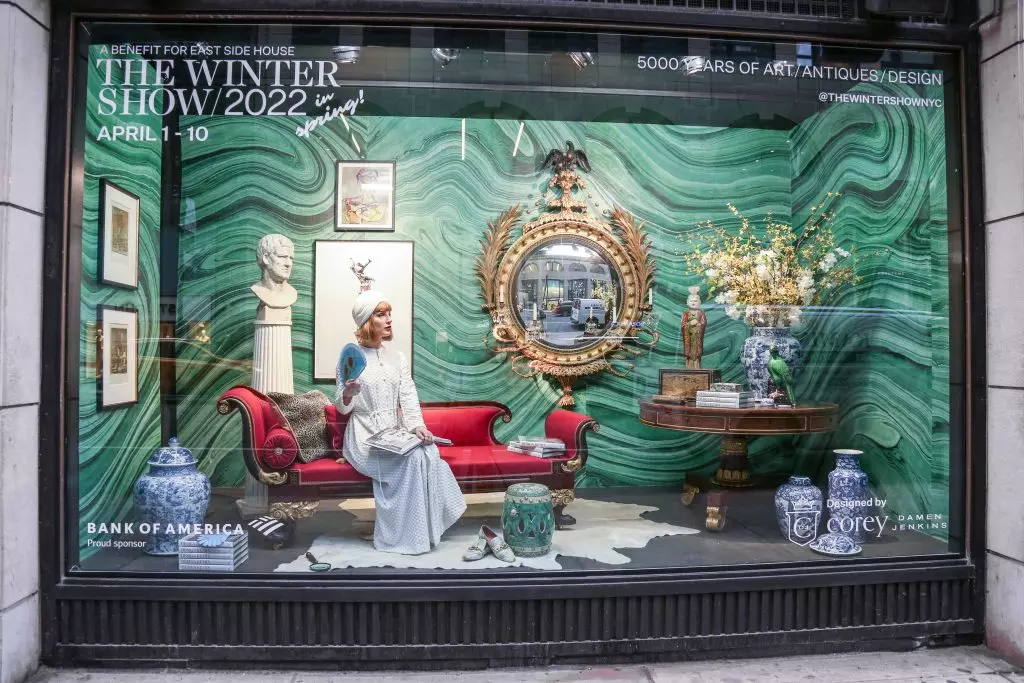 De wintershow hat de finsterskermen yn 'e Old Barneys New York Department Store oernommen om 5,000 jier keunst te sjen