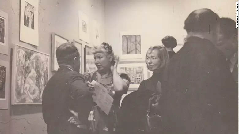 L'artiste Hazel Guggenheim McKinley, à gauche, et Jenifer Gordon Cosgriff dans une galerie d'art.