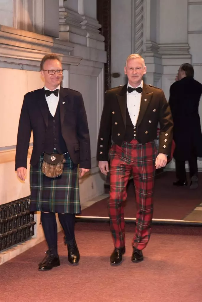 Mark Bishop dan Simon Skinner, Ketua Pegawai Eksekutif National Trust untuk Scotland di permaidani merah di Kelab Metropolitan. Foto oleh Matt Gillis Photography.