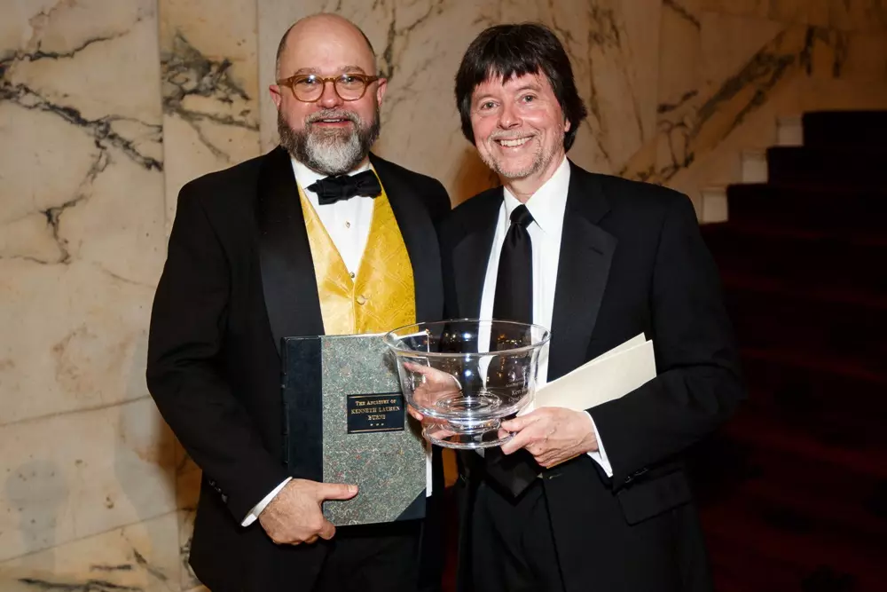 D. Brinton Simons menyampaikan Anugerah Great Scot kepada Ken Burns. Foto oleh Matt Gillis Photography.