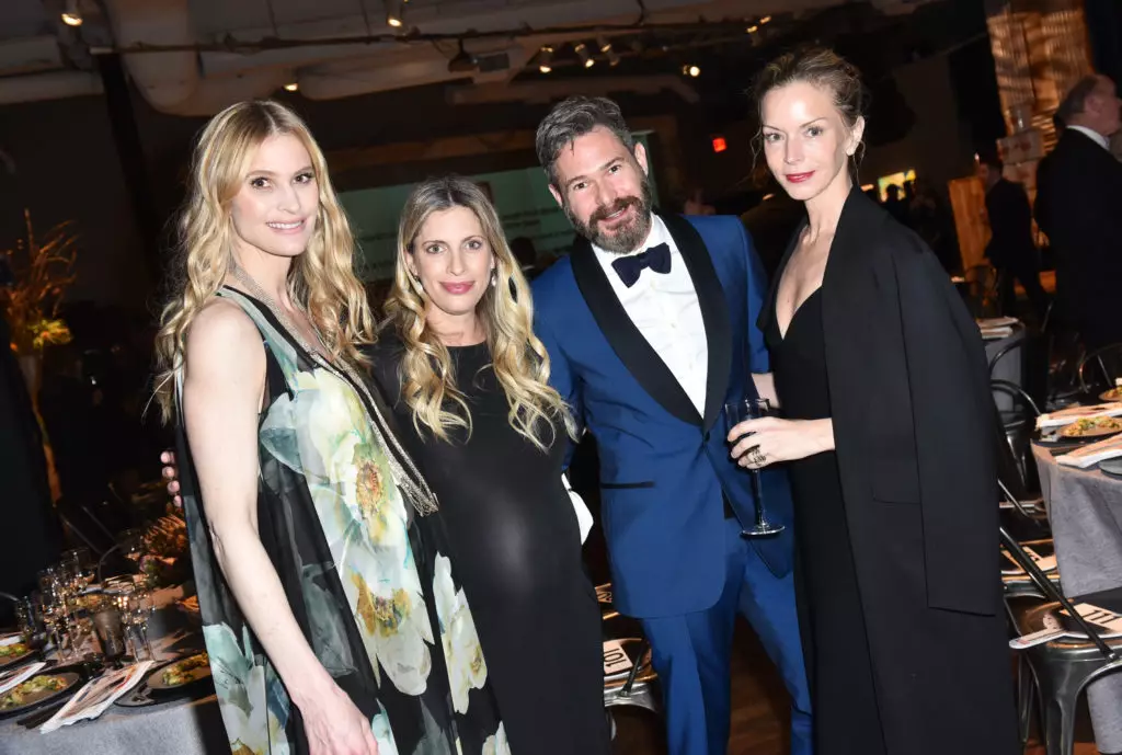 Annelise Winter, Valerie Macaulay, Bronson Van Wyck dan Meredith Melling di Gala Medair Tahunan Pertama di Stephan Weiss Studio. Ihsan Jared Siskin/Patrick McMullan melalui Getty Images.