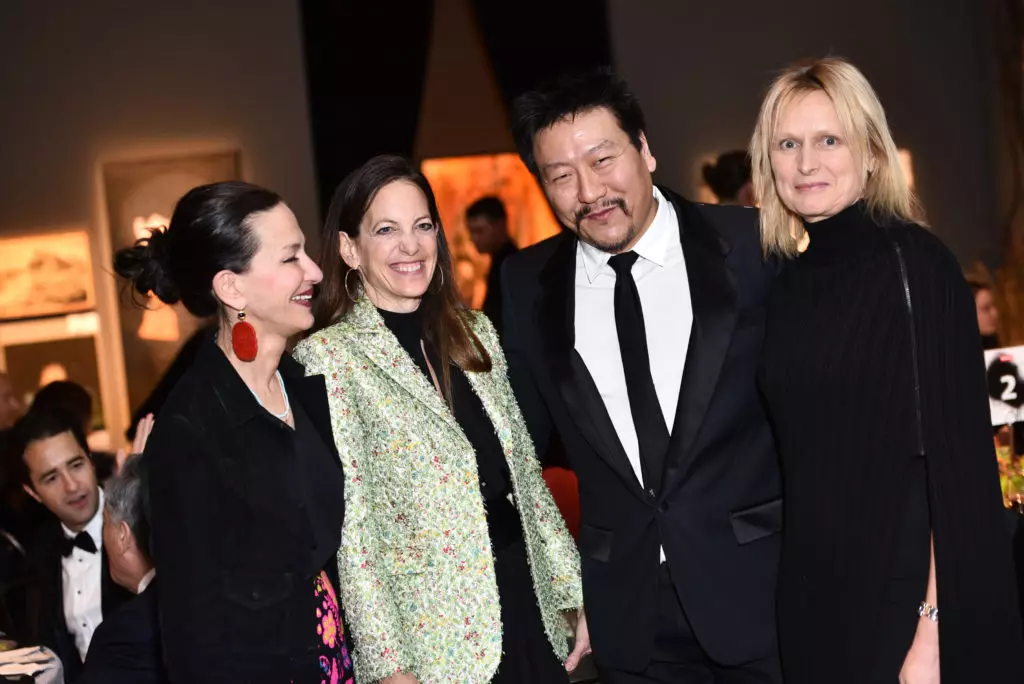 ستېفان ۋېيس ستۇدىيىسىدىكى تۇنجى يىللىق Medair Gala دا Cynthia Rowley ، Bonnie Young ، Lewis Yoh ۋە Samantha Kirby Yoh. Getty Images ئارقىلىق Jared Siskin / Patrick McMullan تەمىنلىگەن.