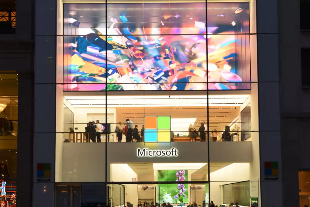 Flagship Microsoft Store'da Tabor Robak'ın orijinal sanat enstalasyonunun açılışı. Microsoft için Dave Kotinsky/Getty Images'ın izniyle.