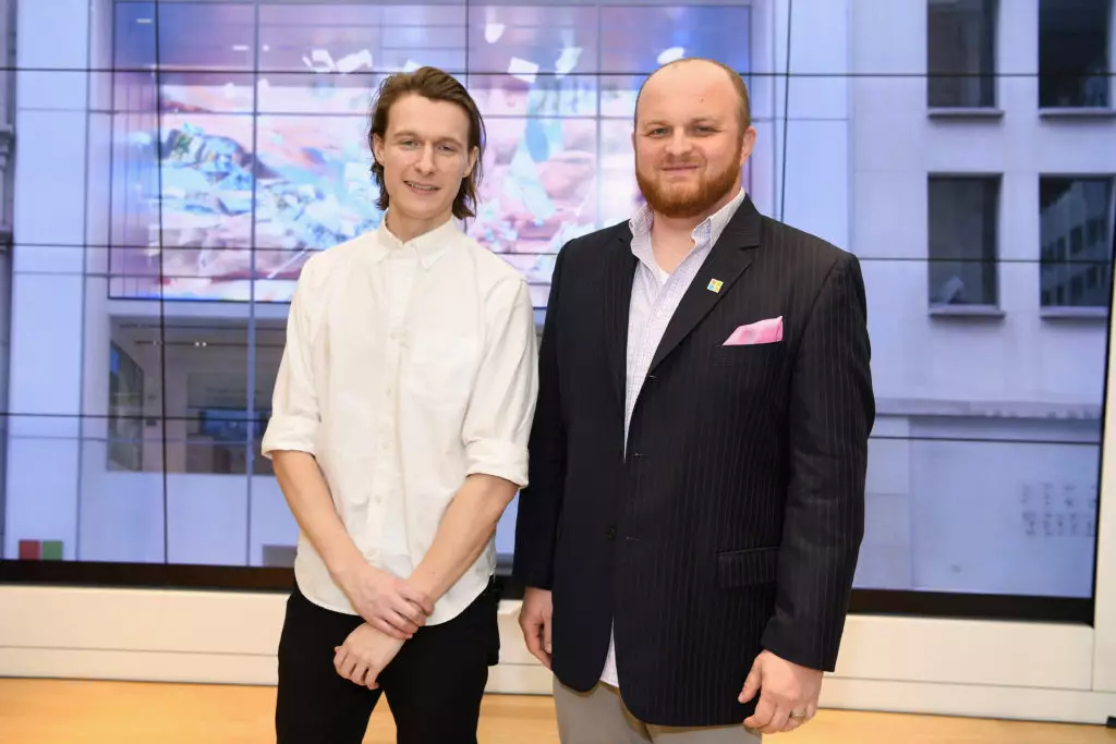 Artis digital Tabor Robak dan pengarah kreatif Microsoft Florin Gale menghadiri pelancaran pemasangan seni asal Robak di Flagship Microsoft Store. Ihsan Dave Kotinsky/Getty Images untuk Microsoft.