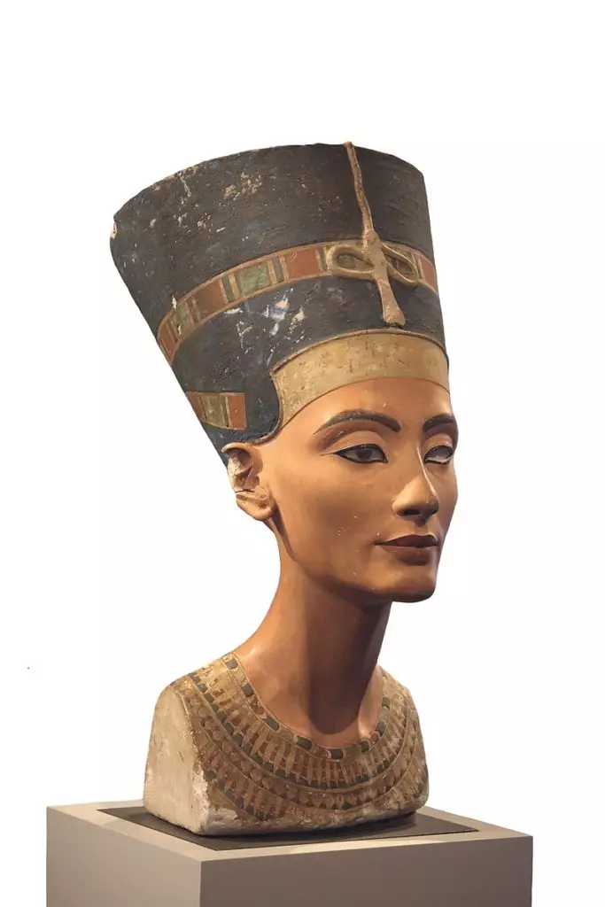 Tutmozis, doprsni kip Nefertiti v muzeju v Berlinu;. Z dovoljenjem Neues Museum, Berlin.