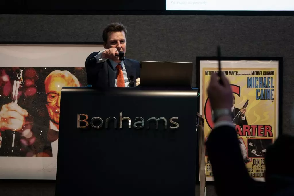 Wong lanang nawar nalika adol koleksi Sir Michael Caine ing Bonhams ing London, 2 Maret 2022. (Foto dening Aaron Chown / Gambar PA liwat Gambar Getty)