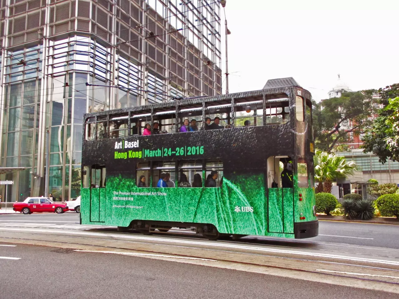 Autobus v Hong Kongu inzerující veletrhObrázek: Courtesy Art Basel