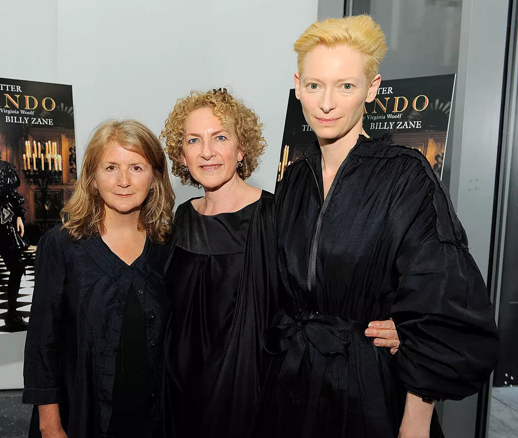 Re Directorissýor Sally Potter, Sally Berger we aktrisa Tilda Swinton 2010-njy ýylyň 7-nji iýulynda Nýu-Yorkork şäherinde häzirki zaman sungat muzeýinde Sally Potteriň retrospektivine gatnaşýarlar. Jemal Kessessiň suraty / Getti suratlary.