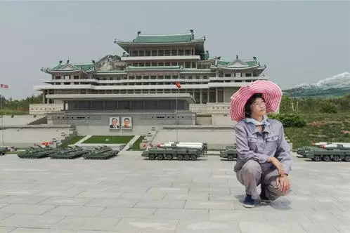 Matjaž Tančič, #24.Ri Gyong Sun, 45, ag cothabháil Rannóg na Sean-Stair, Daonpháirc Pyongyang. Le caoinchead Galerija Fotografija.