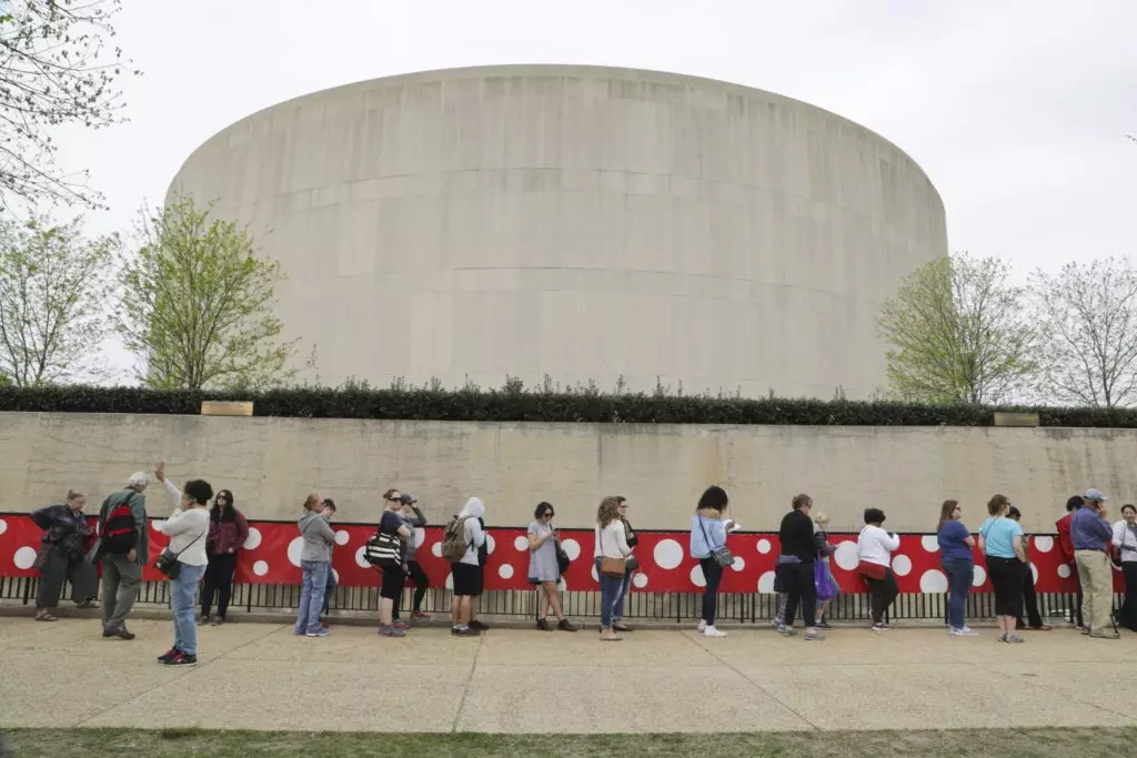 Hirshhorn museora joaten direnek ilaran itxaroten dute Kusamaren lana ikusteko, (2017). Cathy Carver erabiltzailearen argazkia. Smithsonian-en adeitasuna.