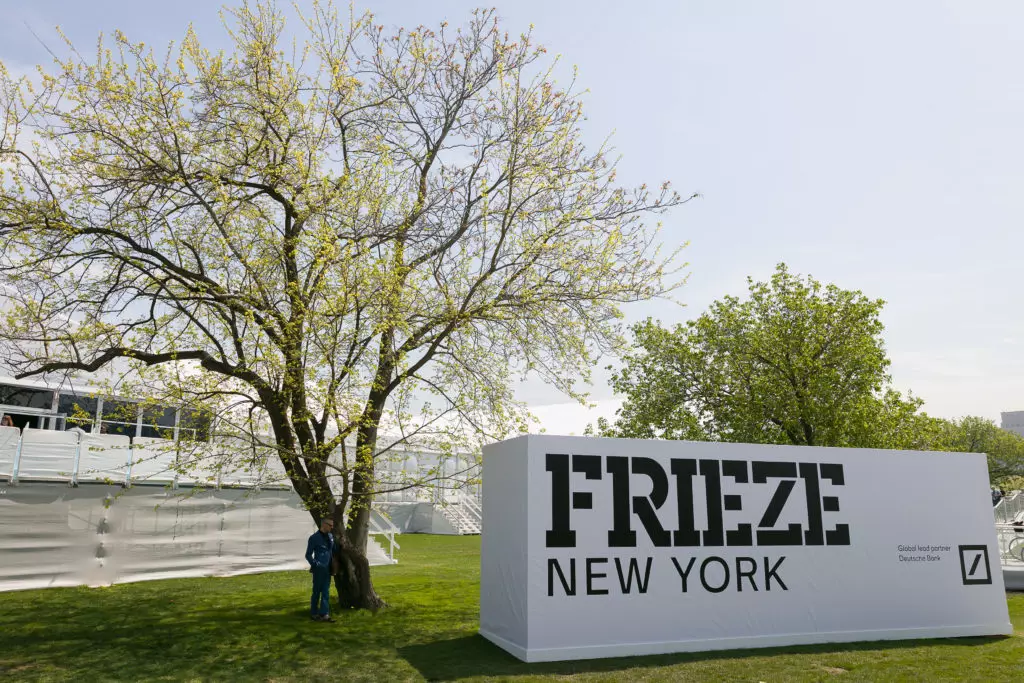 De buitenkant van Frieze New York 2019. Foto: Mark Blower, met dank aan Frieze.