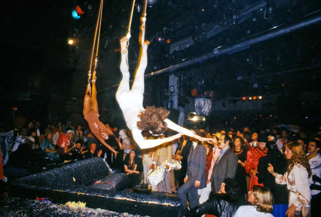 Acrobats sọkalẹ lati awọn rafters gẹgẹbi apakan ti iṣẹ ayẹyẹ Efa Ọdun Tuntun ni Studio 54, New York, New York, Oṣu Kini Ọjọ 1, Ọdun 1978. (Fọto nipasẹ Allan Tannenbaum/Getty Images)