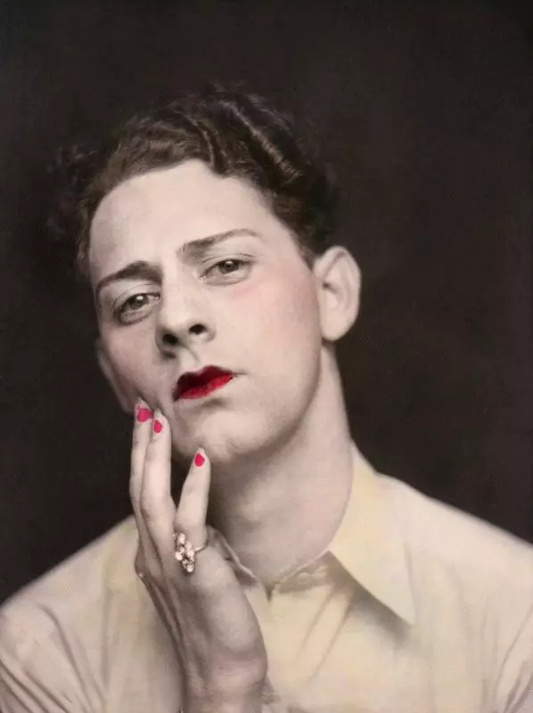 Transgender Mann, USA, ëm 1930. Ugedriwwe vun der Collection Sébastien Lifschitz a Les Recontres d'Arles.