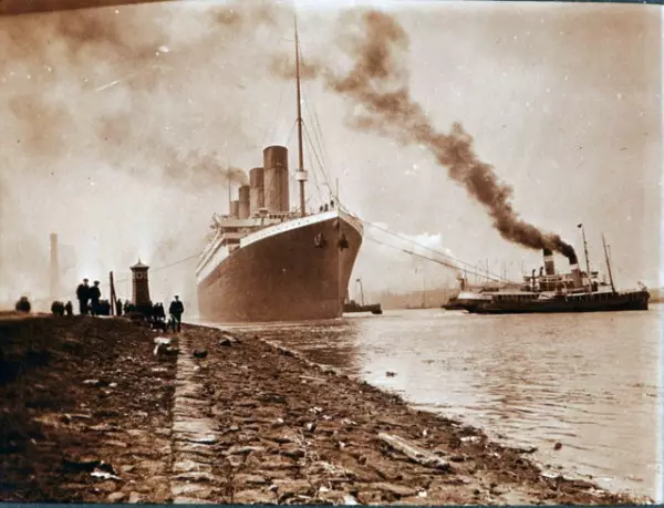 La Titanic-ŝipo foriras de Belfasto, vidita de la marbordo. Ĝentileco de la Naciaj Muzeoj de Nord-Irlando.