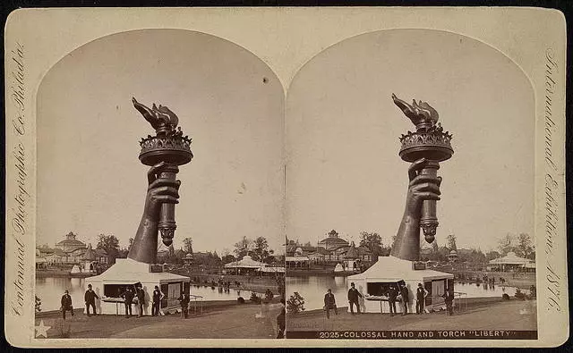 Ithoshi nengxenye yengalo yeSitatimende Senkululeko kukhonjiswa embukisweni we-World's Fair wango-1876, noma uMbukiso Wekhulu Leminyaka, e-Philadelphia. Isithombe sihlonishwa nge-Library of Congress