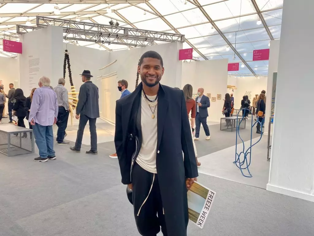 Usher bij Frieze Los Angeles. Foto door Sarah Cascone.