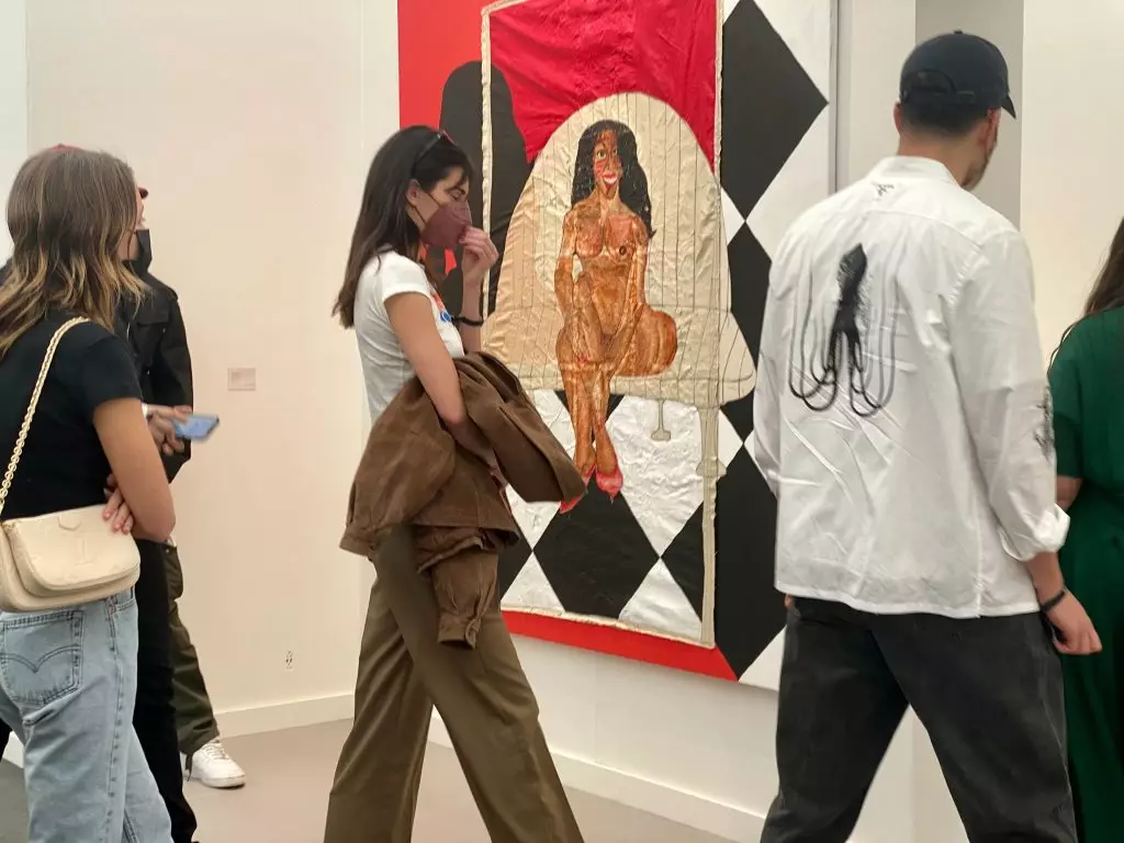 Kendall Jenner fi Frieze Los Angeles. Ritratt ta' Sarah Cascone.